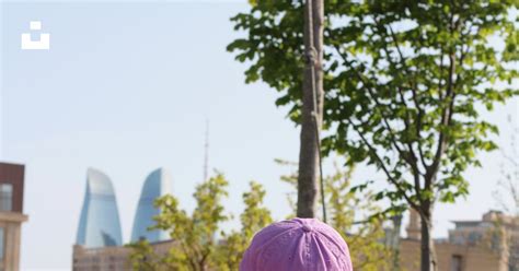 카메라를 들고 벽 앞에 서 있는 여자 사진 Unsplash의 무료 바쿠 이미지