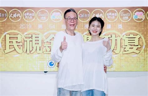 苗可麗曬與龍劭華愛女親密同框照 Po文追憶：知道你在這