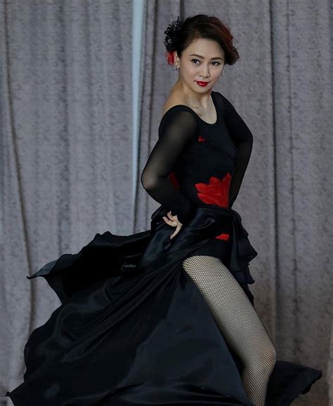 魅力十足的翁虹女神，连衣裙搭配渔网丝袜，网友：太美了时尚女明星服装
