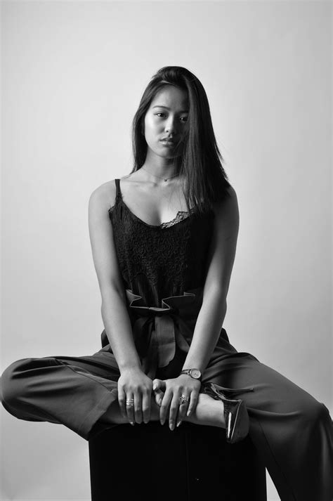 Une Femme Assise Sur Une Chaise Les Jambes Croisées Photo Photo