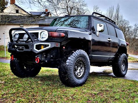 2007 Toyota Fj Cruiser With 17x9 12 Fuel Unit And 35125r17 Nitto