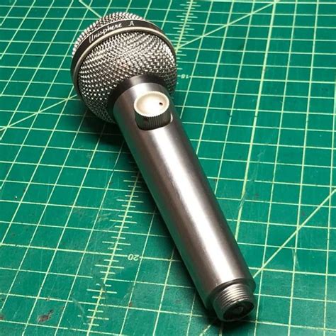 Shure 585SAV Volume Controlled Stick Mic, Hi-Z - Simple Mics
