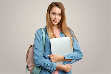 아름 다운 여성은 심각한 얼굴 표정 노트북을 보유 찡그린 얼굴 얼굴은 흰색 배경 위에 고립 졸업장 종이를 작성에 생각 교육에 대한 스톡 사진 및 기타 이미지 Istock