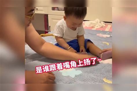 这笑声听入迷了！爸爸下班回家陪孩子玩耍，宝宝笑声不断~