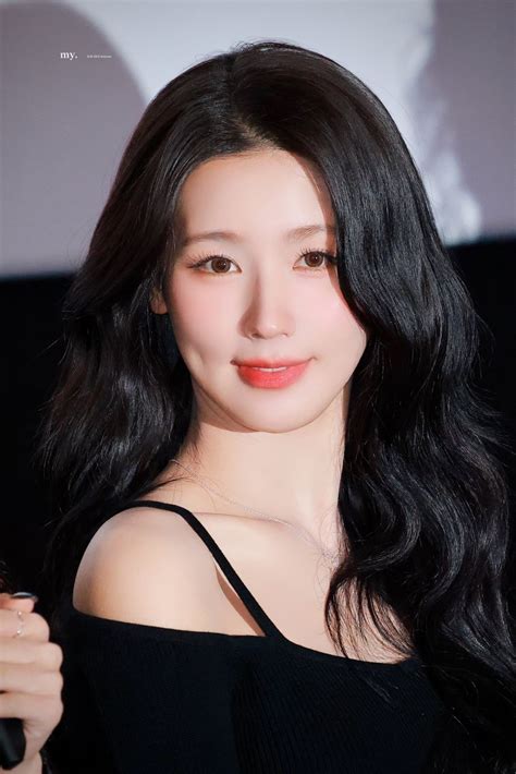 은색 반짝이 바디수트 입고 걸어가는 아이들 민니 엉밑살 뒤태