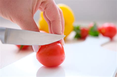 도마에 양파와 야채를 자르는 여자 나무 판에 칼로 체리 토마토를 썰고 야채 샐러드를 요리하는 여성 손의 클로즈업 가정 생활에 대한 스톡 사진 및 기타 이미지 Istock