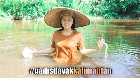 Nekat Gadis Dayak Mandi Di Sungai Seperti Ini Sendirian Youtube