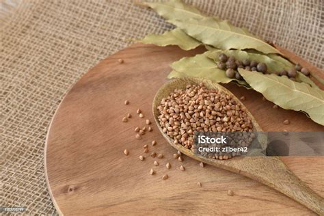 구운 메밀의 나무 숟가락 건강한 식단을 위한 글루텐 프리 고대 곡물 선택적 초점 0명에 대한 스톡 사진 및 기타 이미지 0명 가루로 빻은 갈색 Istock