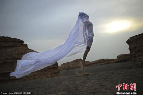志愿者拍沙漠裸体写真 呼吁保护莫高窟5093556 公益图片库 大视野 搜狐