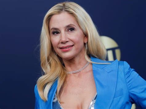 Mira Sorvino Tears Up Over Weinstein Memories Apologizes To 90s Con Crowd
