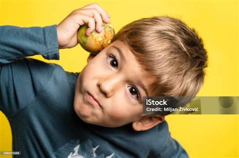 노란 배경 앞에서 행복한 유쾌한 작은 백인 소년의 초상화 어린 시절 성장과 성취 개념 전면 보기 클로즈업 2 3 살에 대한 스톡