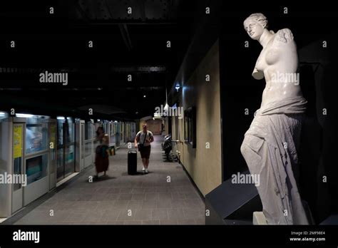 La Riproduzione Della Statua Di Venere Di Milo Che Decora La Stazione