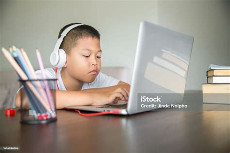 젊은 학생 원격 학습 가상 원격 온라인 수업 화상 통화 가상 수업 노트북 컴퓨터를 사용하여 집에서 공부하는 기술 원격 교육으로 자녀 소년을 가르치는 부모 또는 교사 가상