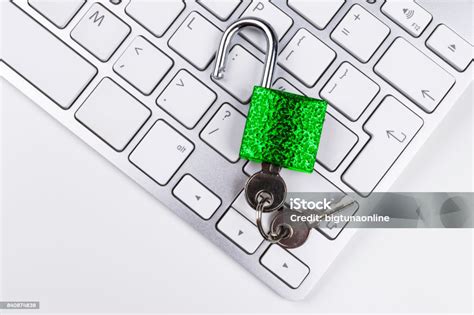 잠긴된 컴퓨터 바이러스 또는 악성 코드 공격 으로부터 안전 합니다 노트북 컴퓨터 온라인 사이버 범죄 및 해킹 으로부터 보호 되 고 키보드에 자물쇠와 함께 컴퓨터 보안 개념