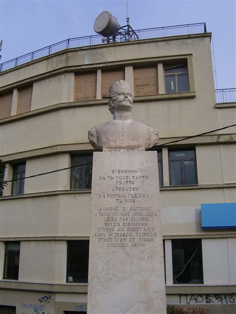 Ιστορικά κτίρια και μνημεία της Λιβαδειάς Αγάλματα Προτομές Ηρώα
