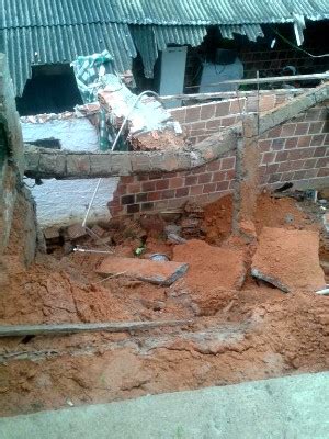 G1 Muro cai sobre imóvel e deixa casal desalojado em Rio Claro RJ