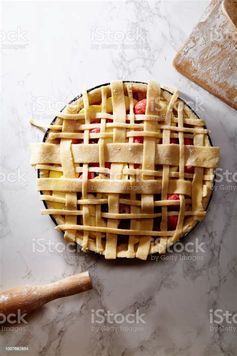 딸기와 사과와 생 쌀된 파이 아름 다운 Piecrust 격자와 부엌에서 흰 대리석 테이블에 잎 장식 0명에 대한 스톡 사진 및