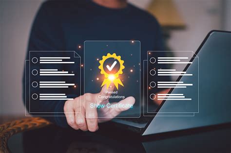 사업가 수료증 평가 온라인 디지털 설문조사 시험 시험에서 정답 선택하기 시험 설문지 인터넷 웹사이트 평가 온라인 설문조사 양식 작성 검사 보기에 대한 스톡 사진 및 기타