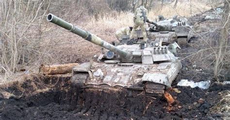 Довелося відкопувати — кинуті російські танки по башти «просіли у