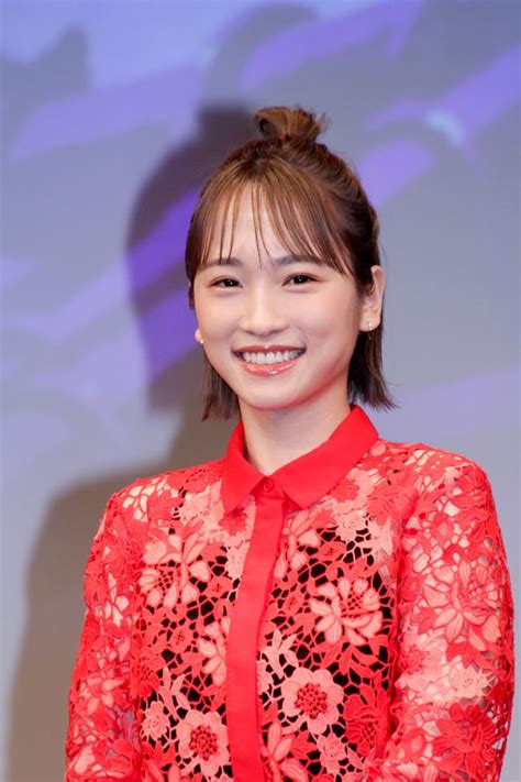 川栄李奈＆ハライチが忍者と登壇！『映画クレヨンしんちゃん もののけニンジャ珍風伝』完成披露試写会：フォトギャラリー｜シネマトゥデイ