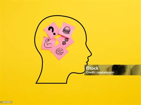 운동과 피트니스 또는 패스트 푸드 섭취 사이의 딜레마 음식과 건강 아이콘이 있는 인간의 머리 기호에 스티커 메모 종이 메모장에 대한 스톡 사진 및 기타 이미지 Istock