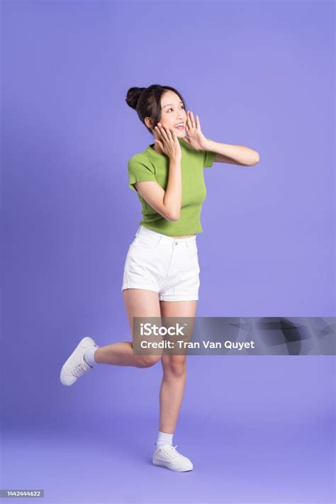 ピンクの背景にポーズをとる美しいアジアの女の子の全身画像 叫ぶのストックフォトや画像を多数ご用意 叫ぶ 悲鳴を上げる 全身
