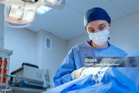 안검 성형술 눈꺼풀의 결함 기형 및 기형을 교정하기 위한 성형 수술 그리고 얼굴의 눈 영역을 미학적으로 수정하기 위해 진료소에서