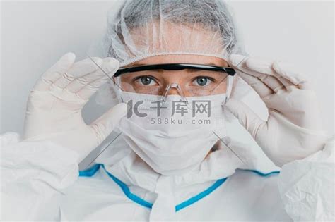 戴护目镜的年轻医生高清摄影大图 千库网