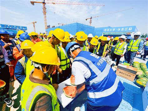 高温袭来，陕西多个项目工地为劳动者撑起“遮阳伞”施工中建三局工人