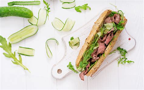 로스트 쇠고기 오이 및 Arugula 통 밀 빵 샌드위치 최고의 볼 수 있습니다 평면 배치 콘비프에 대한 스톡 사진 및 기타