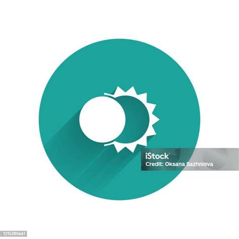 긴 그림자로 격리 된 태양 아이콘의 흰색 일식입니다 총 수중 음파 탐지기 일식 녹색 원 버튼입니다 벡터 일러스트레이션 0명에