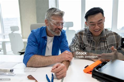 3d 프린터 인쇄 프로세스로 작업하는 엔지니어 2명에 대한 스톡 사진 및 기타 이미지 2명 35 39세 3차원 인쇄 Istock