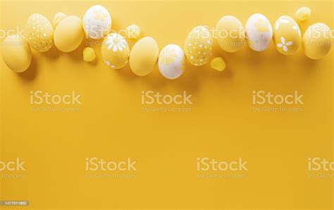 행복한 부활절 노란색 배경에 화려한 부활절 달걀 부활절 축하 시간에 인사와 선물을 위한 장식 개념 4월에 대한 스톡 사진 및
