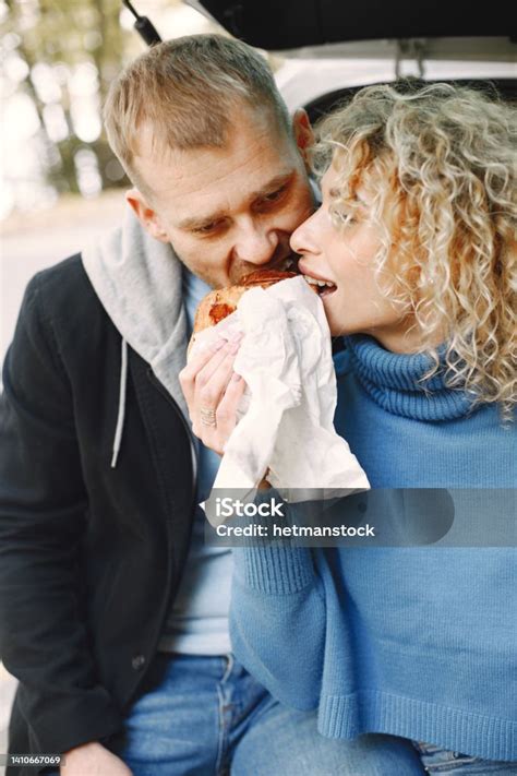 크로와상이있는 숲에서 하얀 자동차 트렁크에 앉아있는 낭만적 인 커플 2명에 대한 스톡 사진 및 기타 이미지 2명 걷기 남자 Istock