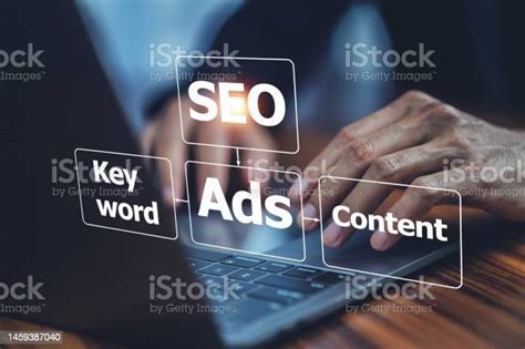 Seo 검색 엔진 분석 노트북 컴퓨터를 사용한 Seo 검색 엔진 최적화 개념 웹 사이트의 트래픽 순위 비즈니스 회사를위한 인터넷