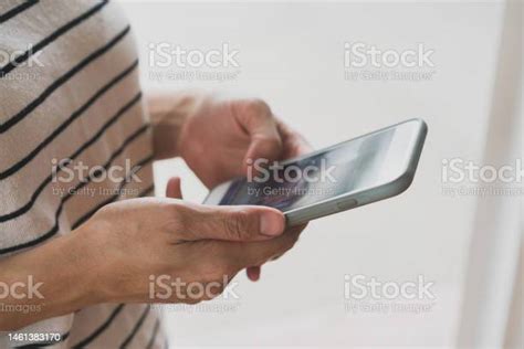 사용중인 기술의 손을 닫습니다 커피 카페 손 스마트 폰에서 일하는 여자 통신에 기술을 사용하는 개념 거실에 대한 스톡 사진 및