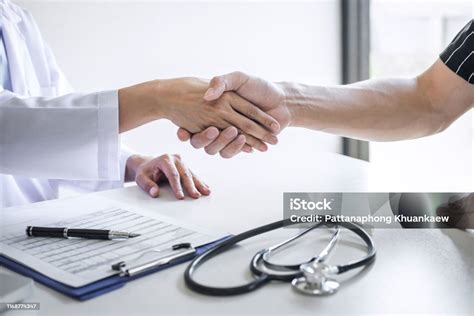 문제 질병 의학 및 건강 관리 개념에 대한 결과 후 성공적인 추천 치료 방법을 권장 한 후 환자와 악수 흰색 코트에 전문 여성