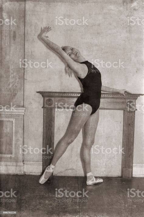 벽난로 벽난로에 가득 전에 스트레칭 하는 흑백 덴마크어 발레리 나 발레 댄서에 대한 스톡 사진 및 기타 이미지 발레 댄서 댄서 발레 Istock