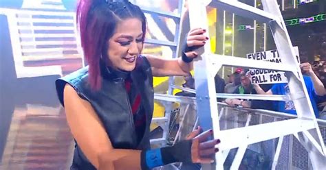 Bayley De Wwe Rinde Tributo A Sara Lee En Extreme Rules La Neta Neta