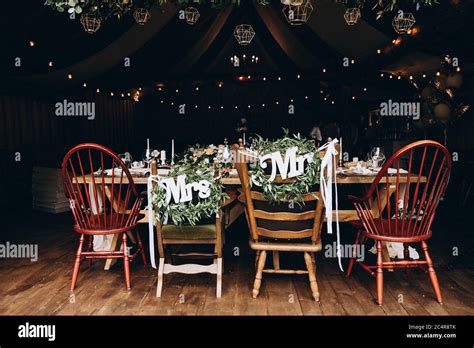 Chaises en bois sombre décorées de lettres blanches Mrs et Mr