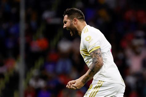 Cuál es el estado de salud de Gignac luego del golpe en la cabeza en el Tigres vs Santos Infobae