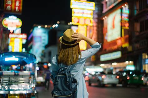 중국 도시 방콕 Tuk Tuk 태국 배경으로도 야경 보고 블루 배낭과 Hipster 모자와 젊은 아시아 여자 여행자 태국 방콕
