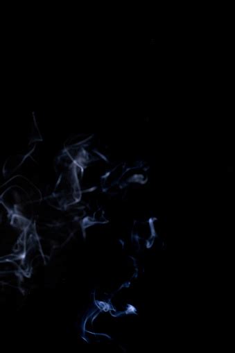 증기 선 흰색 연기 검은 색 배경에 고립 된 추상 안개 또는 증기 안개 구름을 흐리게합니다 따뜻한 따뜻한 음식을 위해 물 연기 개념을 끓입니다 건조한에 대한 스톡 사진 및