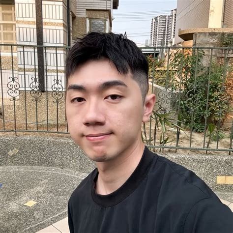 剛去迷客夏買飲料 一個女店員來上班：「這uber的機車是誰的？可以移一下嗎？」 Uber 「為什麼要移？」 女店員：「這我的位子欸，不然我