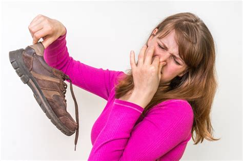 Как избавиться от запаха в обуви с помощью копеечного средства Stinky