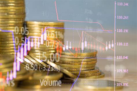 주식 시장 스크린 차트 보드와 캔 들 스틱 금융 비즈니스 및 투자 분석 개념에 대 한 동전 스택의 이중 노출 가격에 대한 스톡