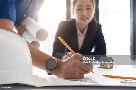 건축 프로젝트를 위한 엔지니어의 이미지입니다 파트너와 함께 작업 하 고 직장에 도구를 엔지니어링입니다 건설 산업에 대한 스톡