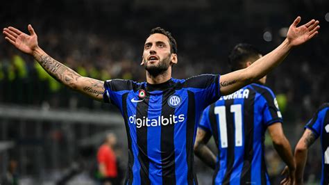 Hakan Alhano Lu Talya Futbol Ligi Serie A N N En Iyi Orta Saha Oyuncusu Se Ildi Son