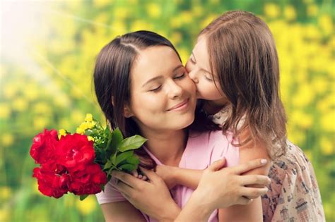 Feliz Madre E Hija Abrazándose Foto Premium