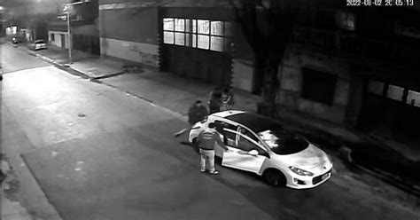 Ataque Piraña En Segundos Ladrones Armados Robaron Un Auto Y Fueron